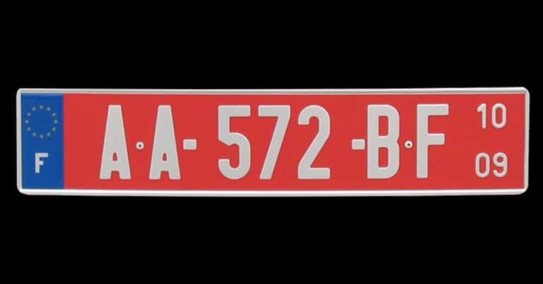 Plaque d'immatriculation rouge : connaissez-vous la vraie signification